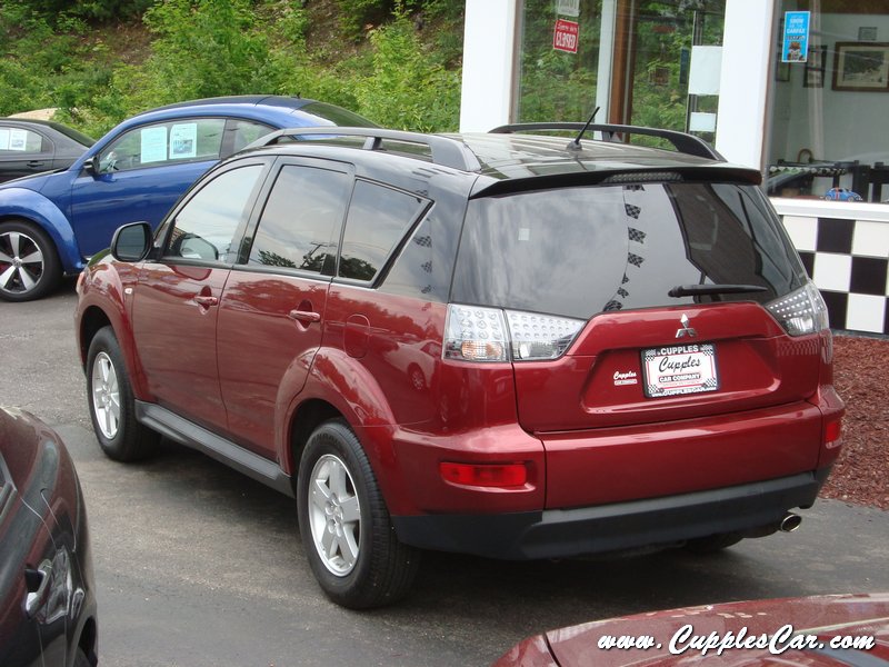 2010 Mitsubishi Outlander ES 4WD 4-Cylinder Two-Tone Automatic for sale ...