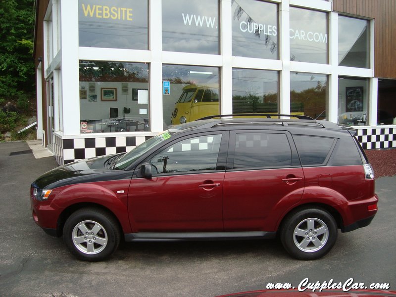 2010 Mitsubishi Outlander ES 4WD 4-Cylinder Two-Tone Automatic for sale ...