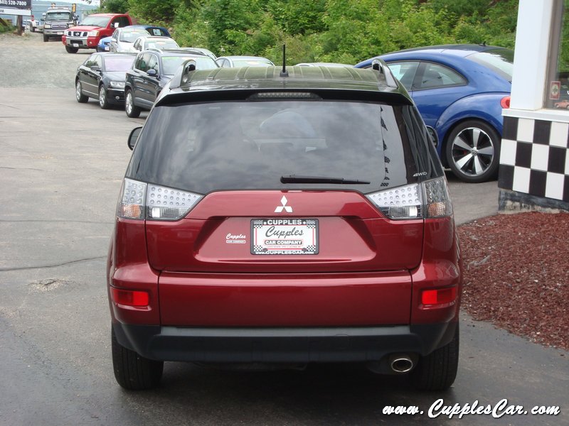 2010 Mitsubishi Outlander ES 4WD 4-Cylinder Two-Tone Automatic for sale ...